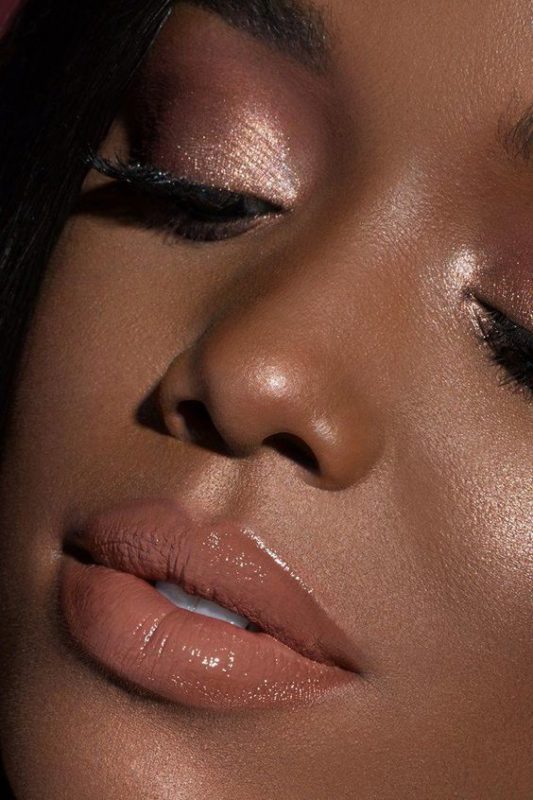 Pele negra: Saiba como cuidar e quais são as características