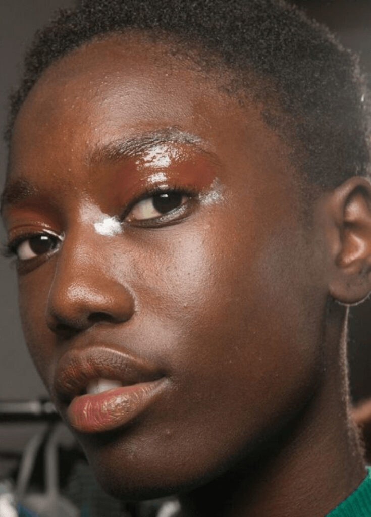 Glossy eyes: como usar essa nova tendência - efeito molhado