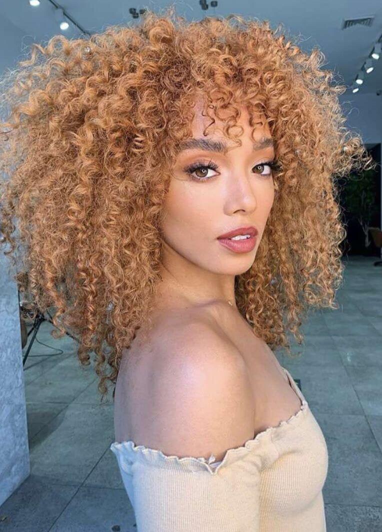 Cabelos crespos: dicas, cuidados e cortes